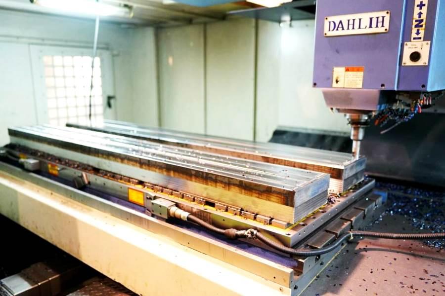 Vertical Machining Solutions by Earth-Chain: Enhance Precision & Efficiency